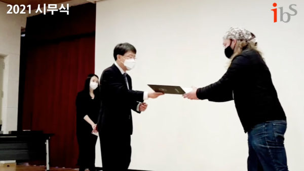 Pascal Gollin received the "Researcher of the Year" award from the ...