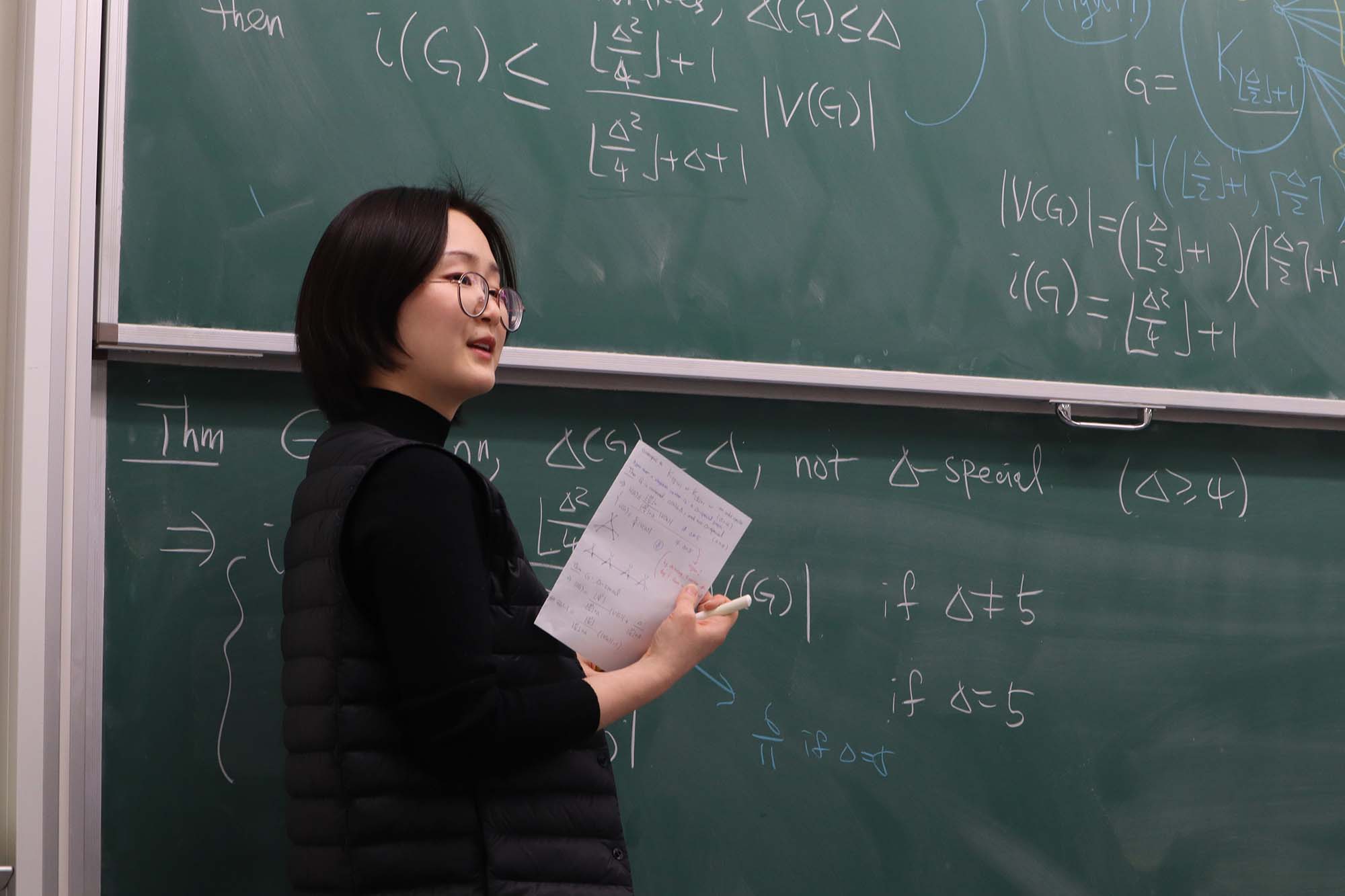 Jinha Kim (김진하) gave a talk on the minimum size of a maximal ...